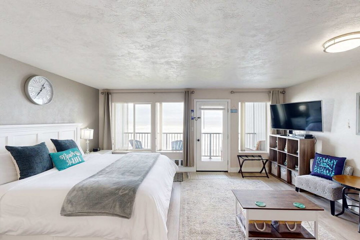 Stylish Escape With Shared Pool, Direct Beach Access, Private Balcony & Ocean View - Newport, OR