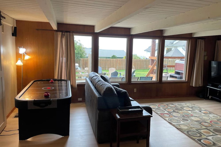 Beach Retreat House W/ocean Views, Covered Hot Tub, & Large Fenced Yard - Oregón