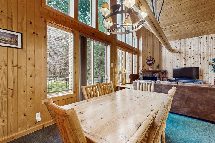 Log Decor Home With Private Hot Tub, Deck & Shared Pools & Tennis - Oregon