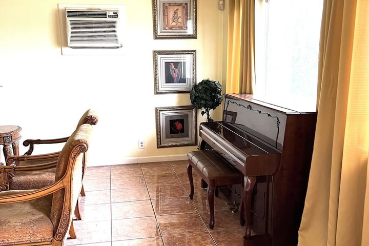 Beautifully Remodeled 2bdrm And 1ba Duplex In A Family Oriented Neighborhood. - Stockton, CA