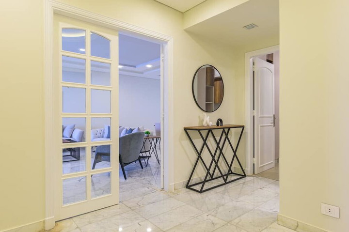 Crest 3-bedroom Apt & Balcony In Hamra - Beirut