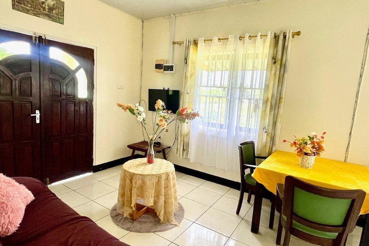 3 Bed House - Sleeps 6 - Garden - Parking - Wifi - Paramaribo
