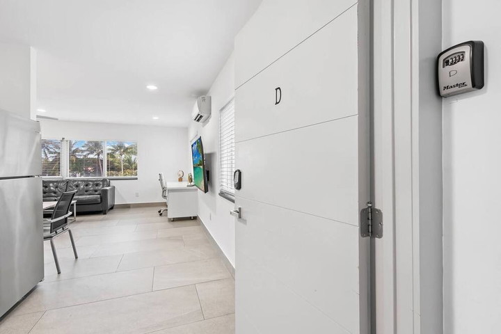 Apartment W/balcony & Mini-golf - Deerfield Beach, FL