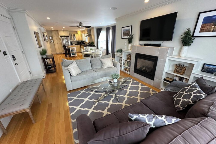 Entire Unique House /Broadway/ 6 Bed/ 3 Bath/ Sleeps 14 - Tiverton, RI