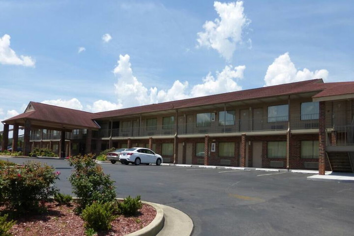 Clean & Affordable Two Queen Beds Room  Perfect For Road Trippers - Cleveland, TN