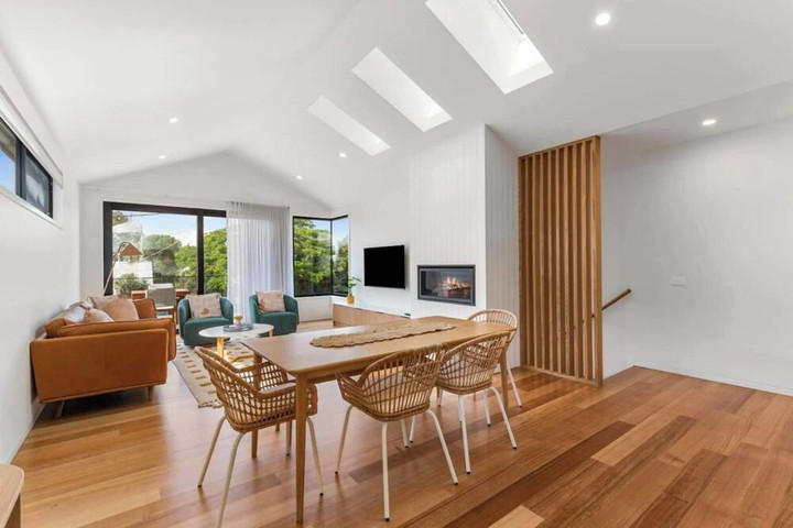 Luxury Riverside Escape With Fire Pit, Pizza Oven, River Views - Queenscliff