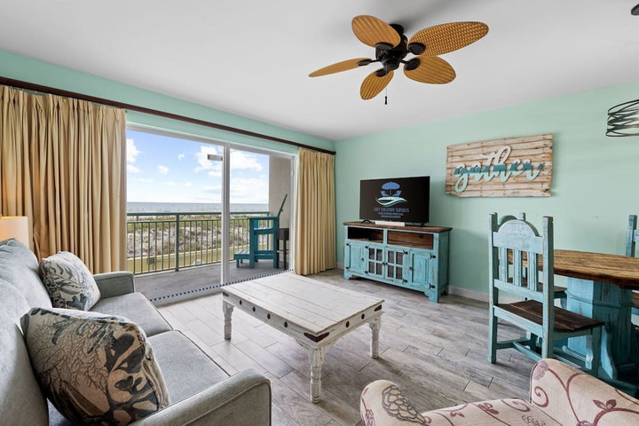 Beachfront Condo With Pool, Hot Tub & Free Beach Service Sleeps 6! - Florida