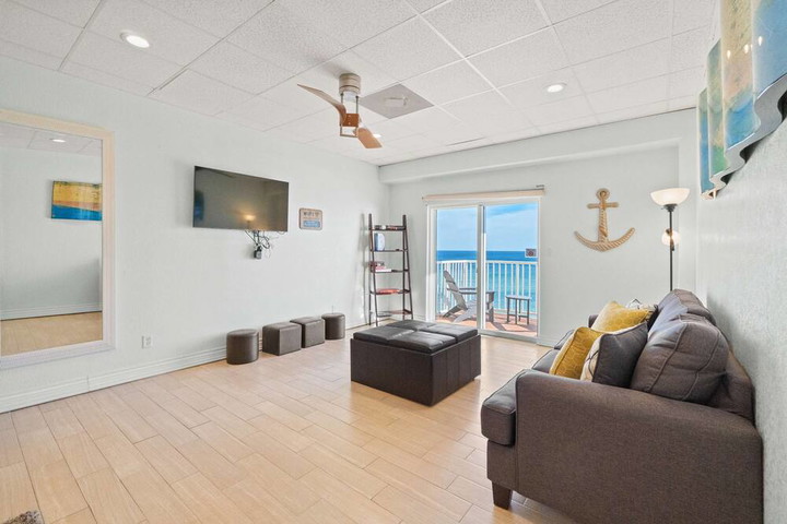 Beachfront Condo With Balcony, Pool, Hot Tub, Ac, & W/d - Snowbirds Welcome - Gulf Breeze, FL