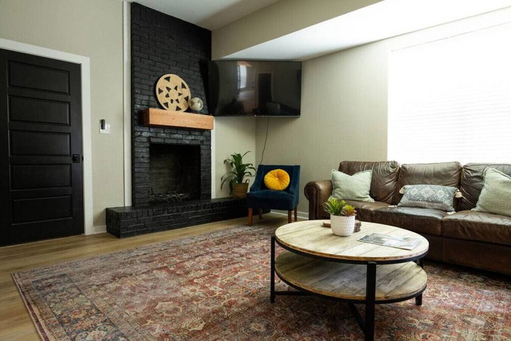 Henry's Haven - Fully Renovated 5 Bedroom House Minutes From Downtown Bryan - Bryan, TX