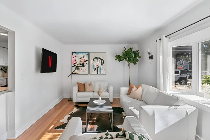 Enjoy A Stylish Experience At This Fresh And Clean  Lower Apartment!  This Place Is Newly Renovated And Perfect For A Stay In The Metro Detroit. It's Located Near The Detroit Zoo Right By Major Highways. This Home Is A Duplex Building And Includes 2 - Birmingham, MI