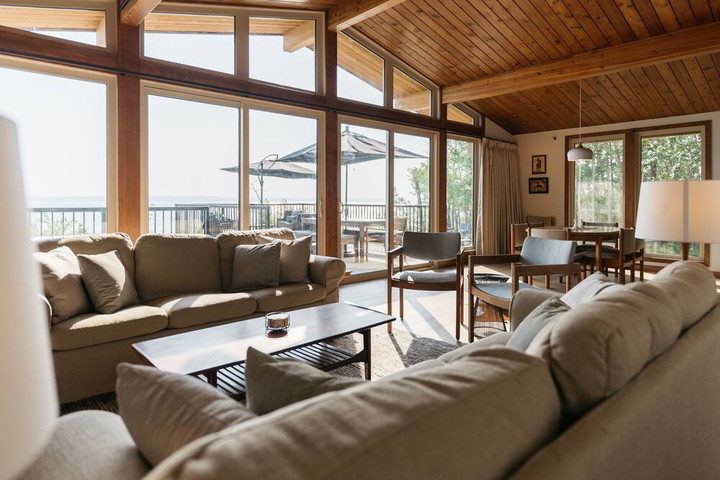 Newly Renovated Luxury Lake Front Cottage With Private Dock And Boat Lift - Alberta