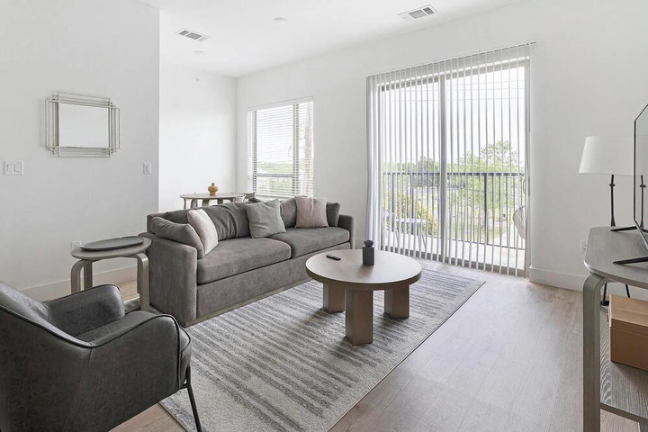 Landing | Chic 3bd, Clubhouse, Courtyard - Denton, TX