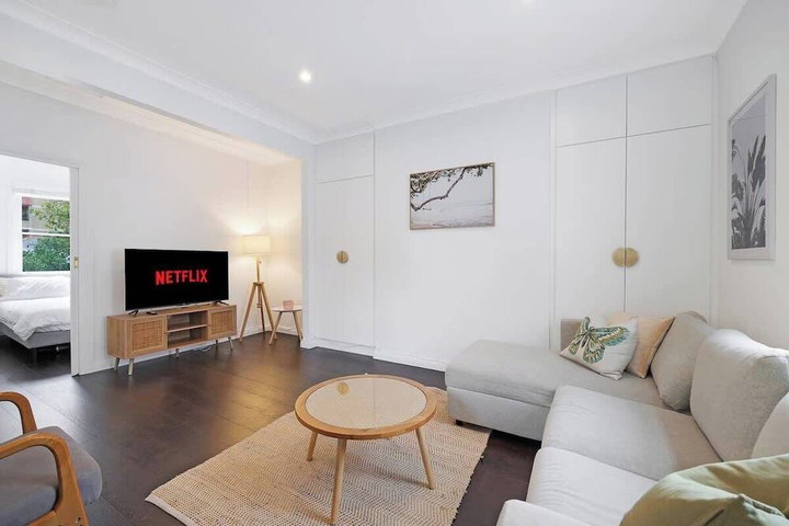 2br Apartment In Trendy Potts Pt - Randwick
