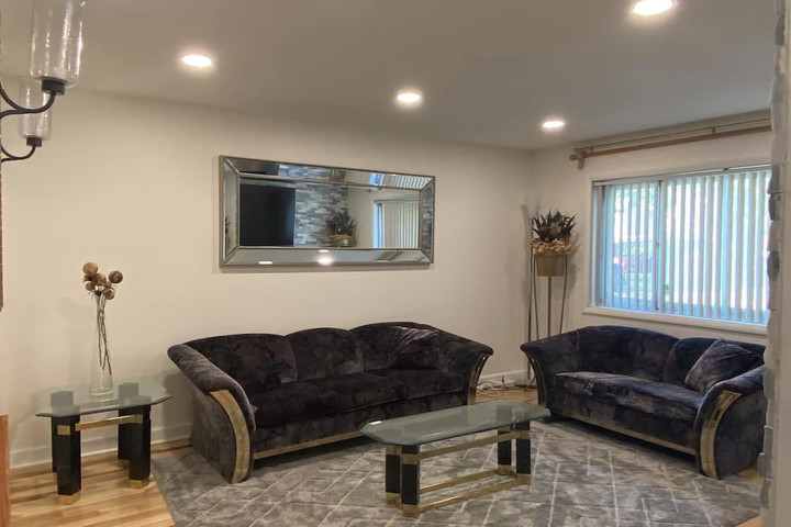 Luxurious 3 Bedroom, 1.5 Bath House Near O'hare International Airport - Arlington Heights, IL