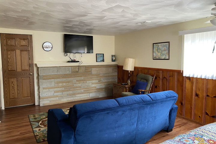"The Beach Hive" Unit 1; Lower-level Apartment On The Lake - Geneva, OH