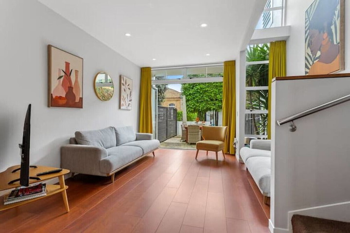Qv Stays Modern Spacious Multi-level Townhouse - Auckland