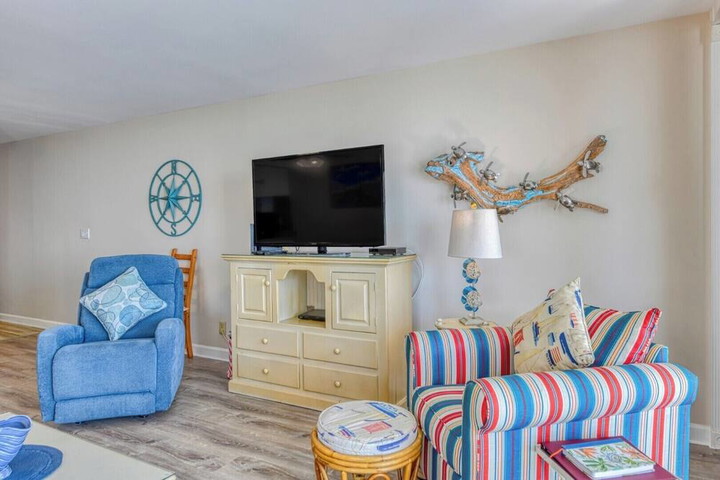 1 Bedroom, 1.5 Bath Oceanfront Surf Master Condo With Pool! - Garden City, SC