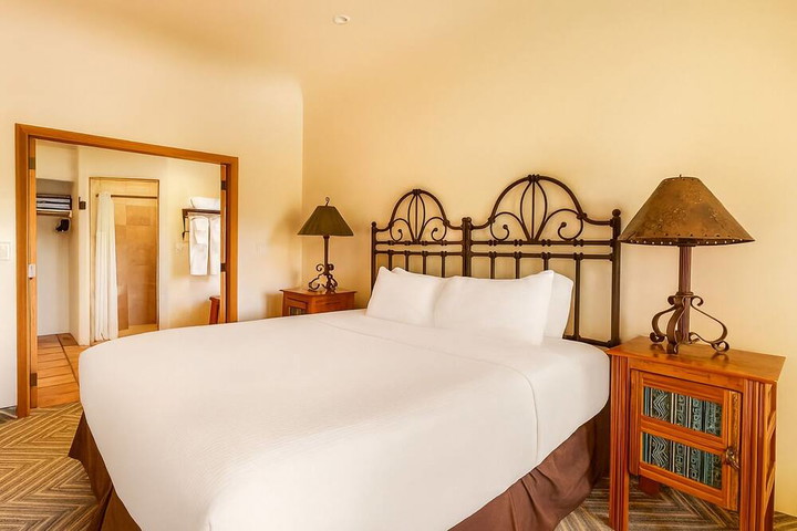 Discover Your Retreat! Full Kitchen, Swimming Pool, Free Parking! - Cave Creek, AZ