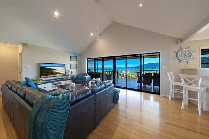 Nautilus On Nara - Spacious Airlie Beach Holiday Home With Ocean Views + Private Pool - Airlie Beach