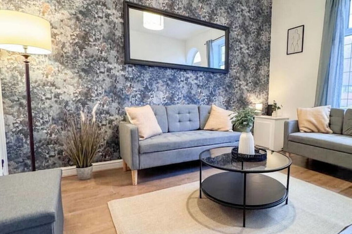 Entire Home | Wifi | Free Parking | Great Location - Oldham