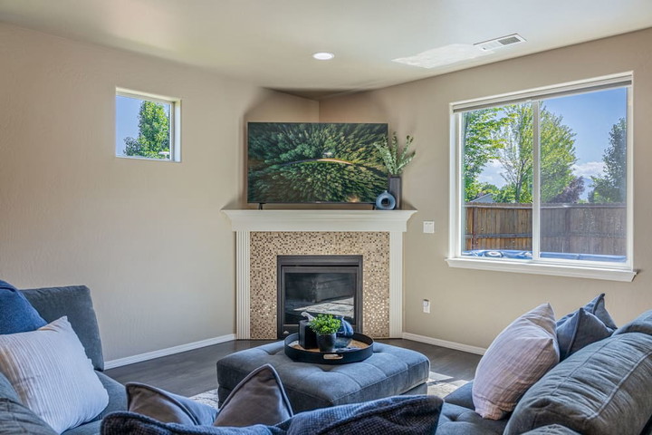 Fully Renovated 4 Bedroom 3 Bath House That Sleeps 15. Hot Tub. Garage Game Room - Medford, OR