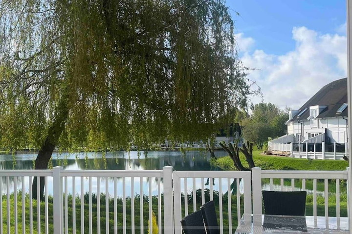 Lakes End Lodge. - Wiltshire