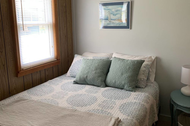 Screened Porch, Lake Huron Views, Quiet Sub, Walk To Beach And Town In Minutes! - Port Austin, MI