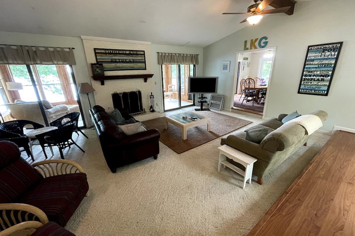 Spectacular - Main Lake Home - Huge Dock - Sleeps 18 - Lake Gaston