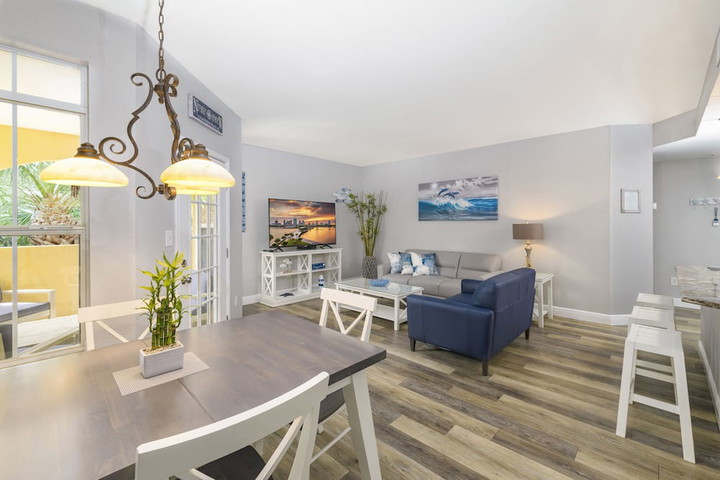 Avalon Resort, Luxury Custom 2/2 Beach Themed Condo, Heated Pool, Close To Beach - Clearwater, FL