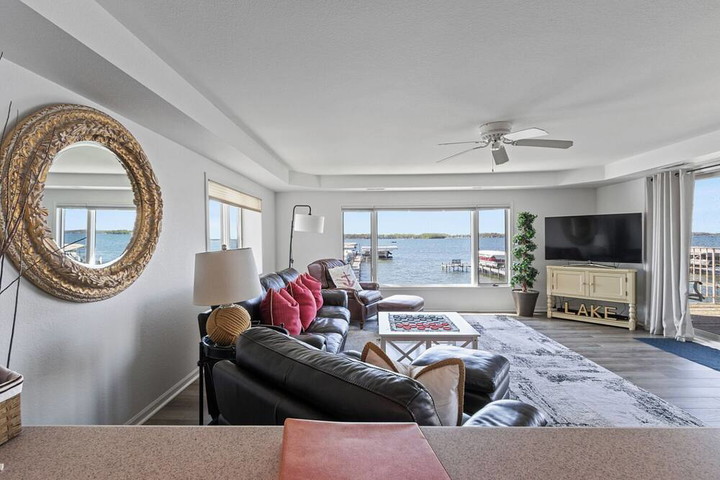 Spacious North Shore 2 Bedroom Lake Condo With A Dock! - Clear Lake, IA