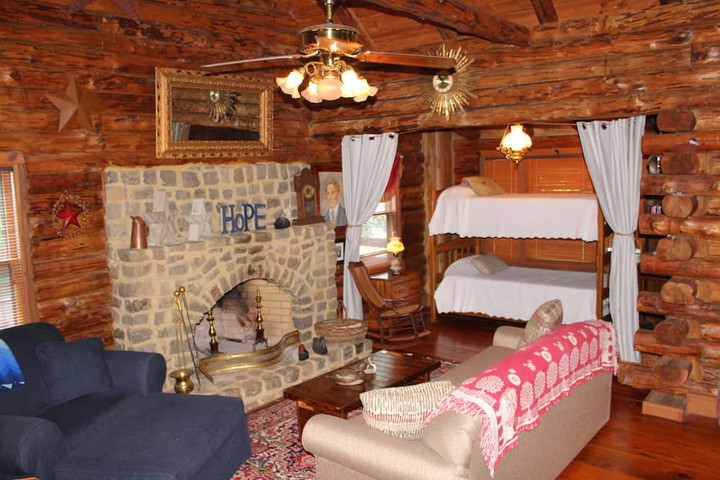 Cozy, Lakefront Log Cabin - Lake Gaston