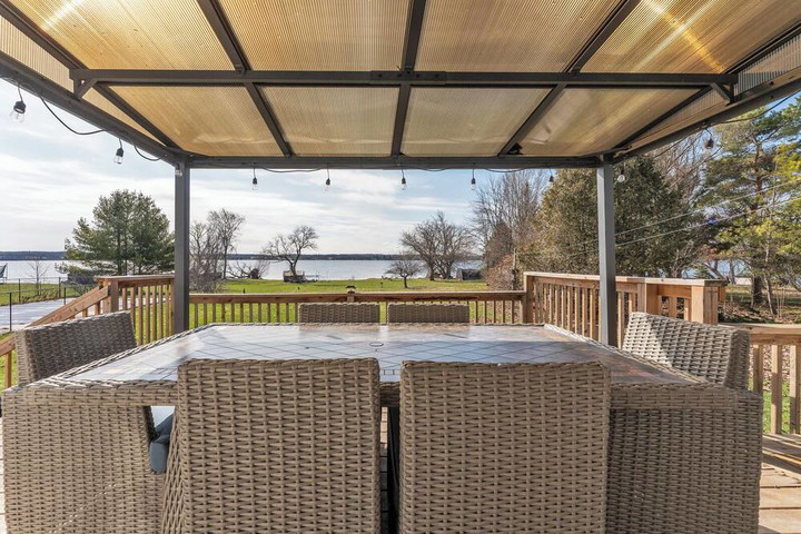 Private Hay Bay Waterfront Napanee W/ Pool & Dock - Napanee