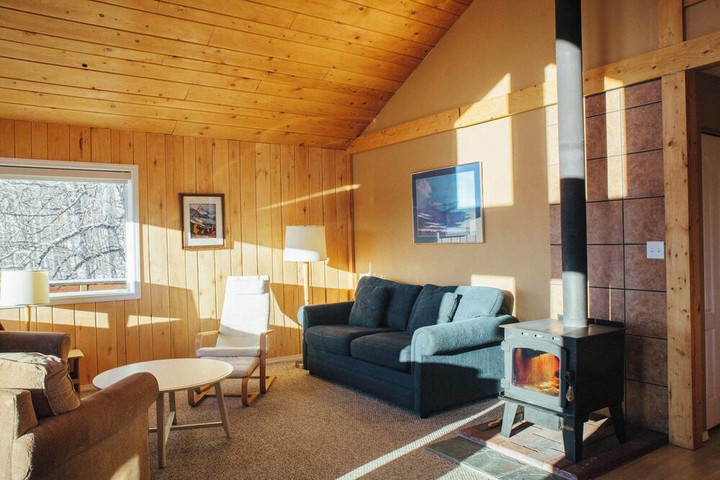 Family Run Swiss-style Chalet, Sauna And Ski Retreat Near Twin Lakes - Alberta