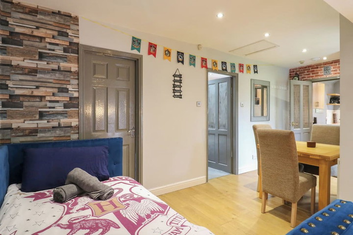 The Enchanted House, With A Garden In Watford - Hertfordshire