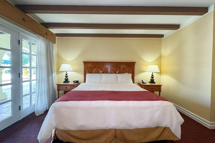 2 Stylish King Suite With 2 Outdoor Pools, Hot Tub & Bar Near Rio Grande Walks - Laredo, TX