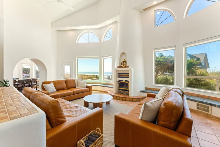 Beachfront, Deck, Hot Tub, Sauna, Dog-friendly, 2026 Remodel - Bandon, OR