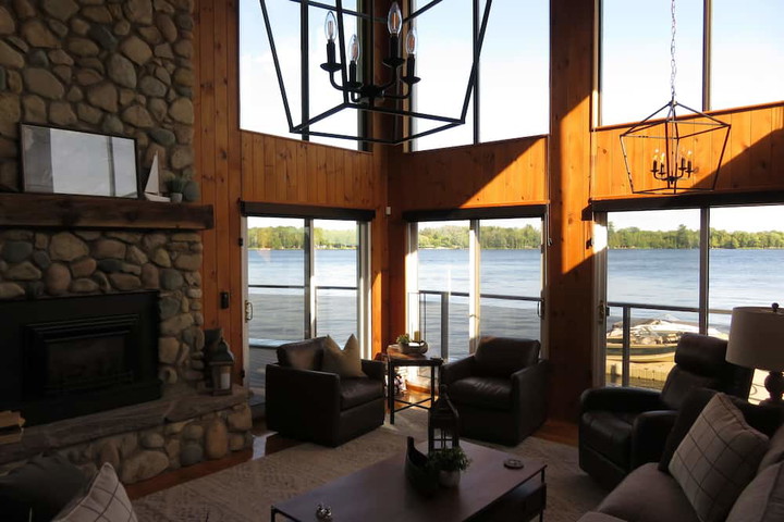 Lakefront Getaway Just Steps To The Water, With Games, Docks, Kayaks, And More! - Kawartha Lakes