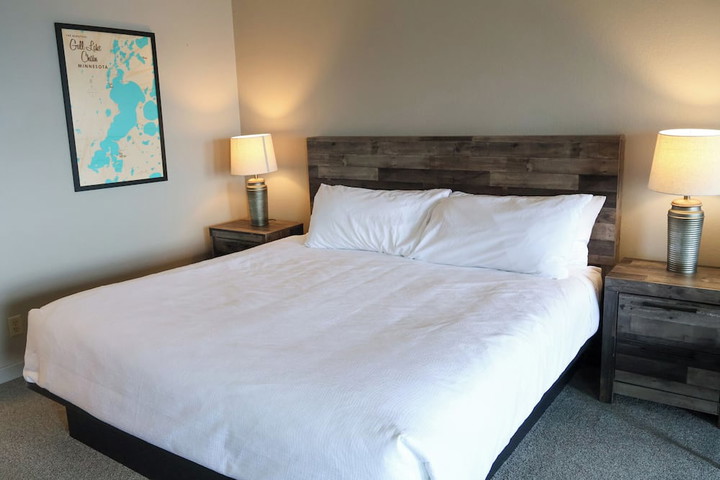 Lakeside Lodge King Room W/jacuzzi Tub & Views Of Gull Lake - Pet Friendly! - Minnesota
