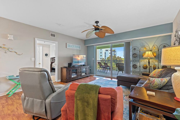 Loads Of Amenities, Roomy Condo Just A Short Walk To The Beach - Edgewater, FL