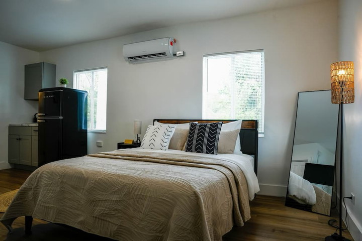 Spacious & Stylish Near Downtown Wpb - Riviera Beach, FL