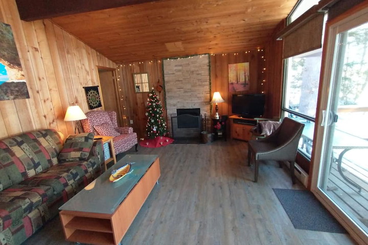 Cozy Weekenders Lakefront Cottage With Hot Tub (Fishing Boat Rental Available) - Kawartha Lakes