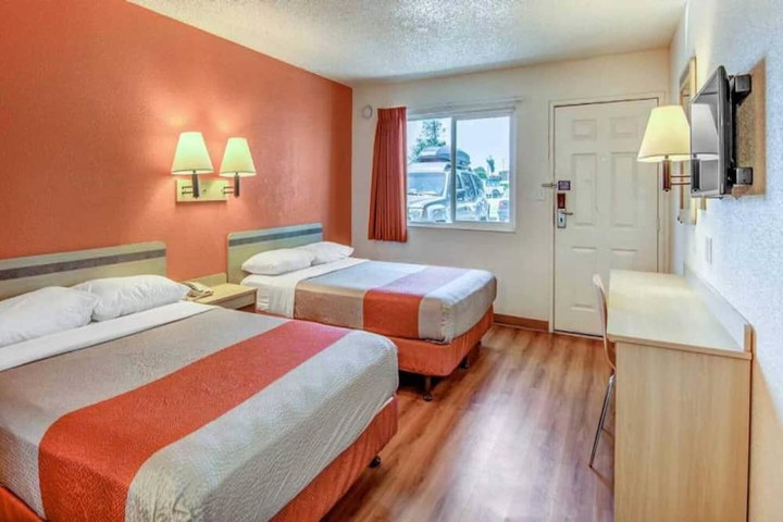 2 Full Beds | Micfridge - Stockton, CA