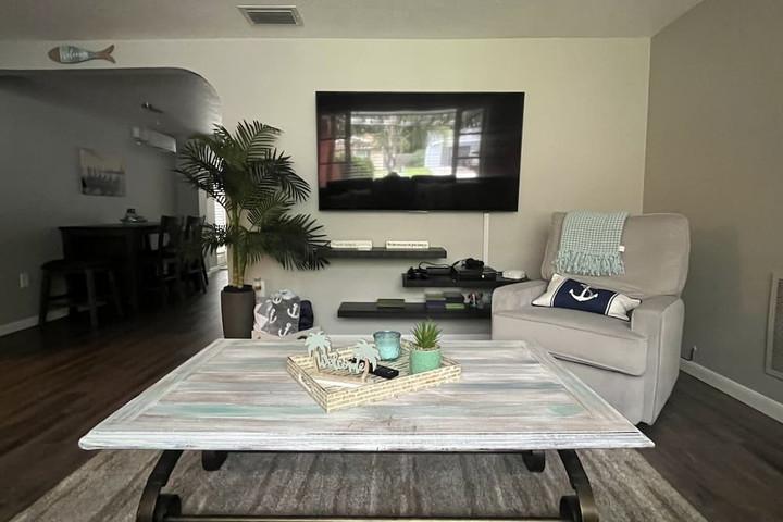 Lakehouse Living W/ Firepit And Boat Dock To Relax And Enjoy The Sunset - Tarpon Springs, FL