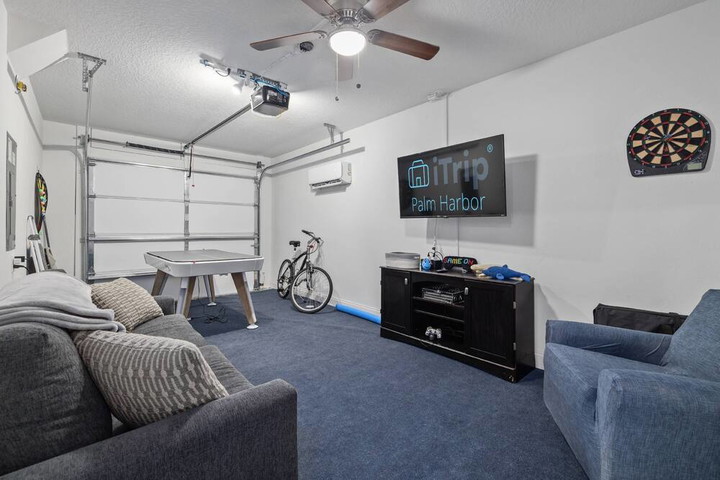 Spacious Getaway Near Fl Attractions, Plunge Pool, Game Room, Firepit, Bbq, Pet-friendly & Sleeps 10 - Weeki Wachee, FL