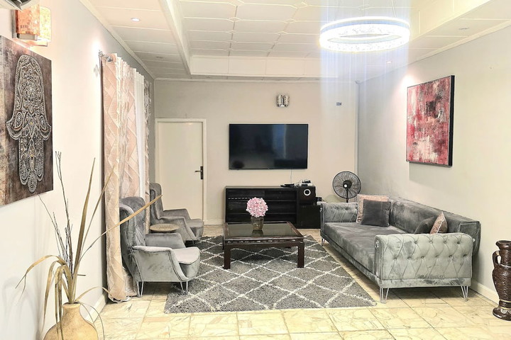 Luxury 4br House With 2 Living Areas, Wi-fi, 24hr Security, Great For Families. - Monrovia