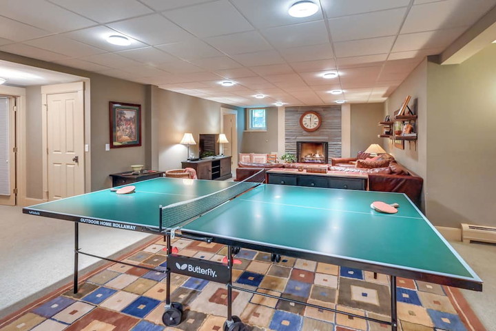 Hot Tub, Gym, Game Room! Luxe Estate In Longmeadow - Springfield, MA