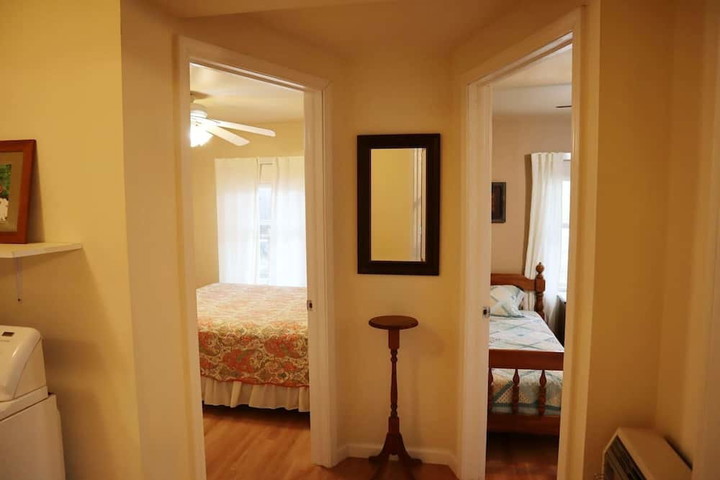 Cheerful 3 Bedroom Corner Cottage - Jasper, AR