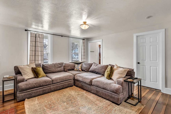 Medina 5br | 5 King Beds | Walk To Historic Square - Brunswick, OH