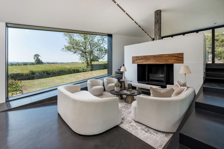 Pass The Keys | Bond-villain Style Home, With Panoramic Views - ハイクレア