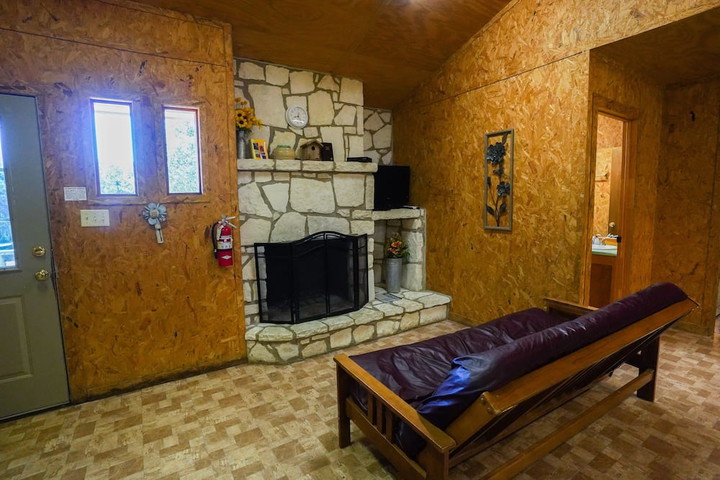 Quaint Cabin Located Near The Frio River - Concan, TX